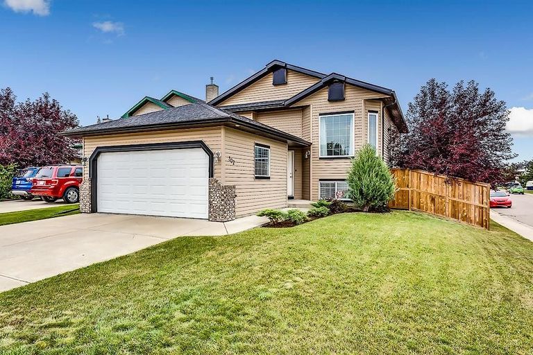 302 Springs Place Southeast - House in Airdrie | RentBoard